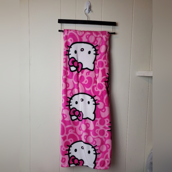 Hello Kitty | Bedding | Hello Kitty Sanrio Pink Bow Plush Throw Blanket ...